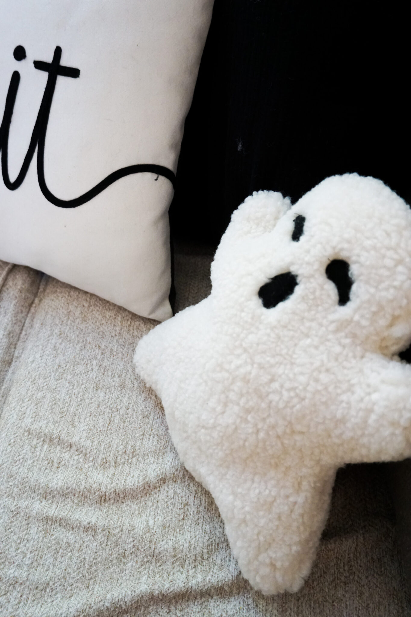 Free Sherpa Ghost Pillow Pattern: DIY Halloween Decor