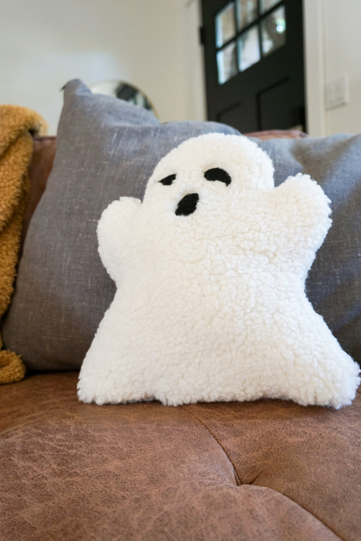 Free Sherpa Ghost Pillow Pattern: DIY Halloween Decor
